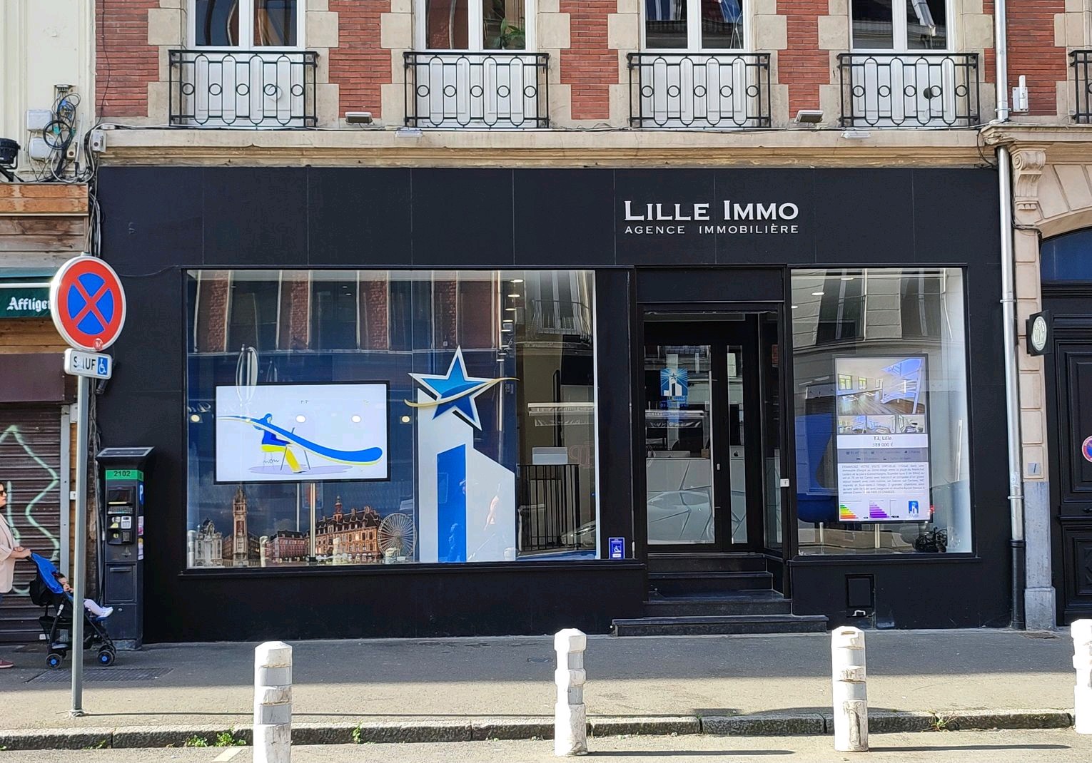 ZXTLCD Outdoor Digital Signage: Attract Consumers